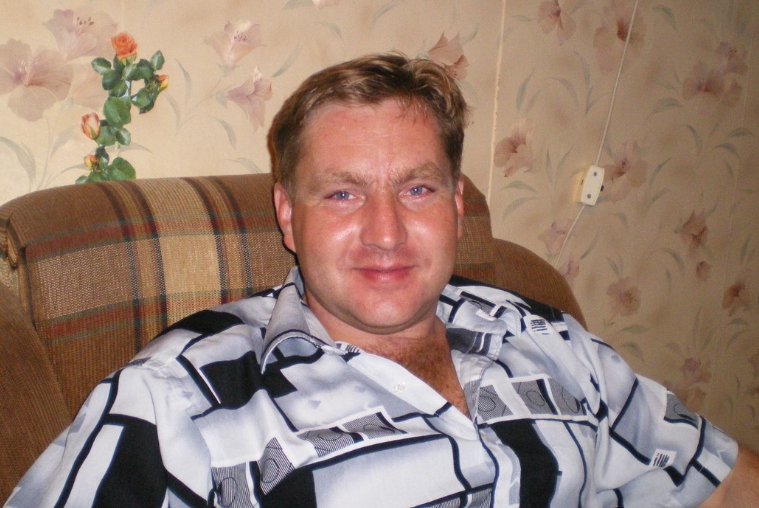 Віктор попросив маленьку жебрачку показати де вона живе А увійшовши